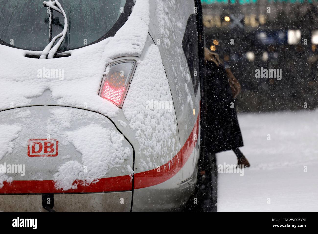 Verschneite Gleise und Schienen am Kölner Hauptbahnhof. Wegen des ...