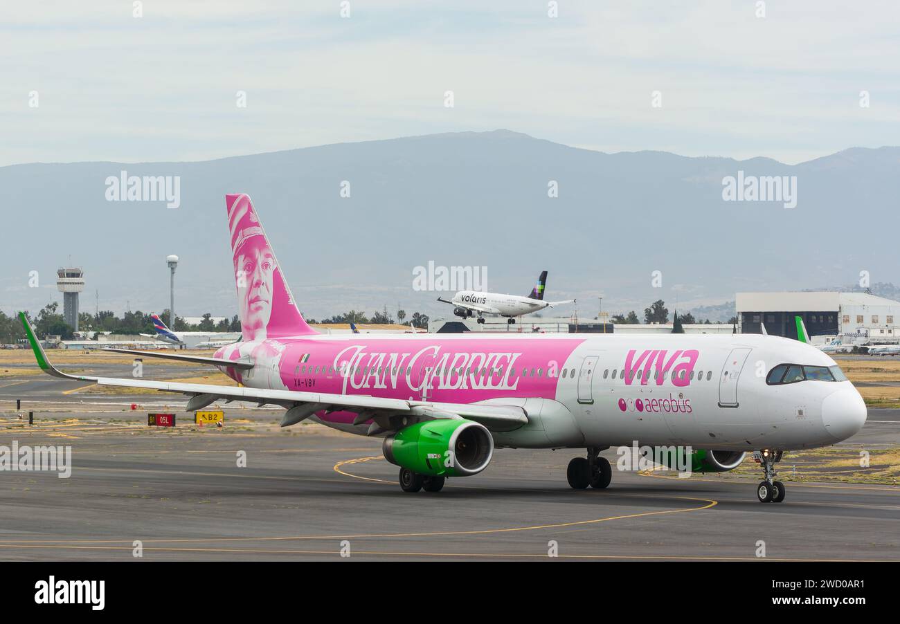 Taxiing white passenger jet hi-res stock photography and images - Alamy