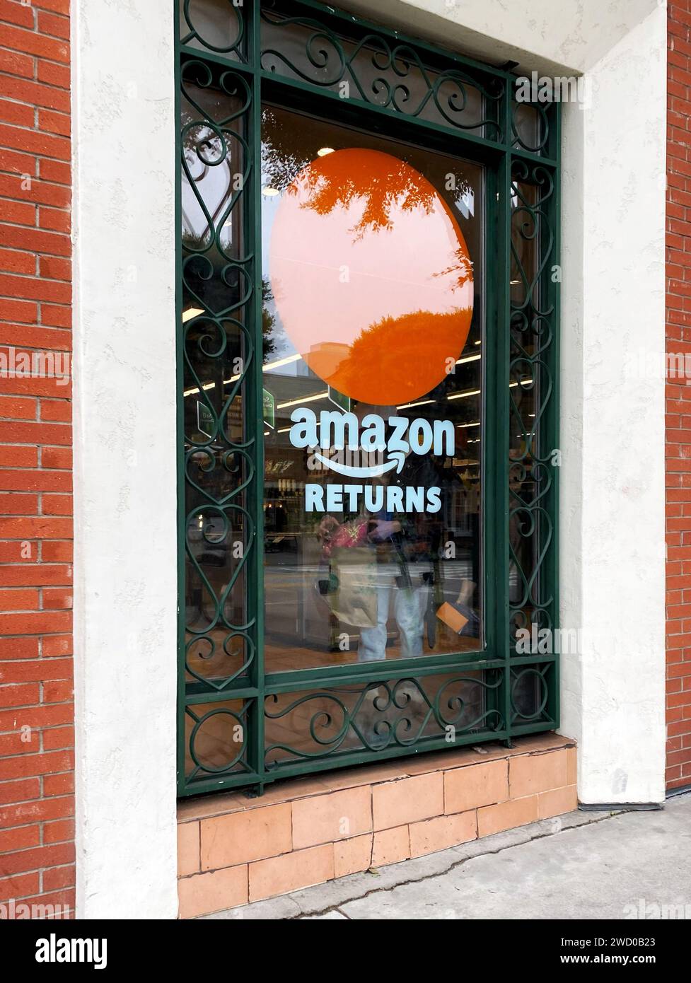 Amazon returns hi-res stock photography and images - Alamy