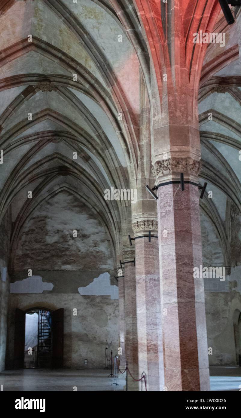 Medieval castle arch columns hi-res stock photography and images - Alamy