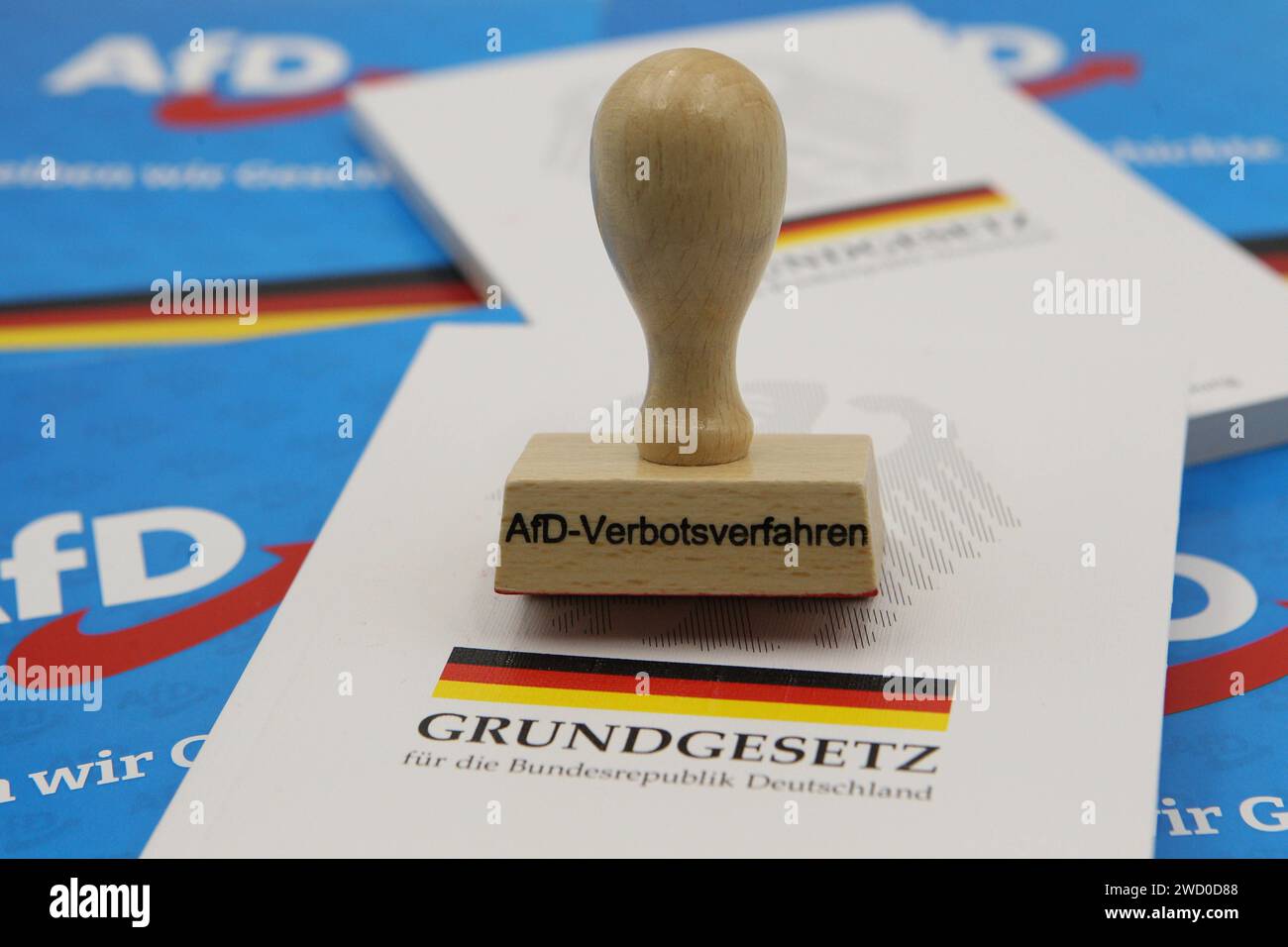 Ein Stempel mit dem Aufdruck AfD-Verbotsverfahren liegt auf dem ...