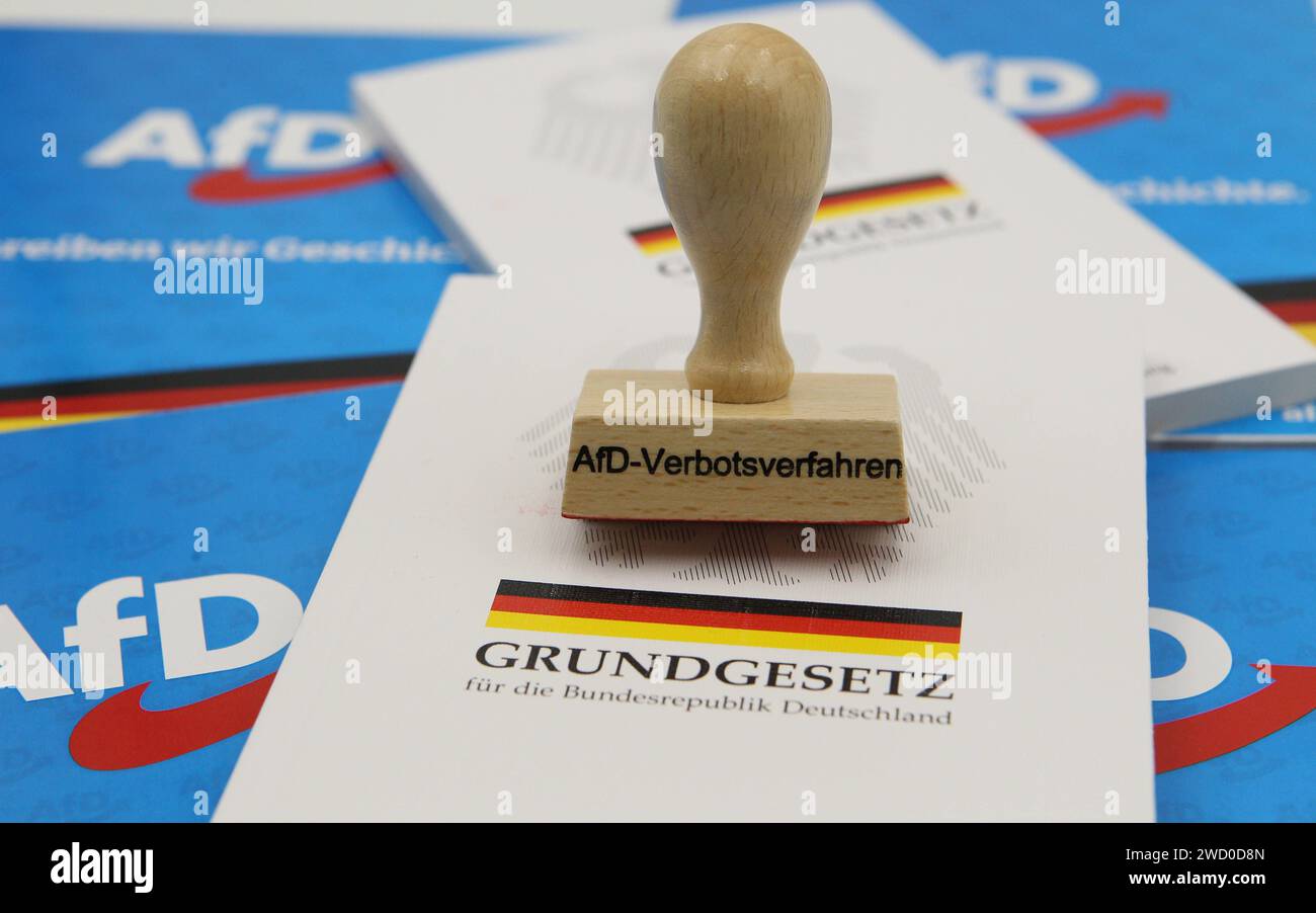 Ein Stempel mit dem Aufdruck AfD-Verbotsverfahren liegt auf dem ...