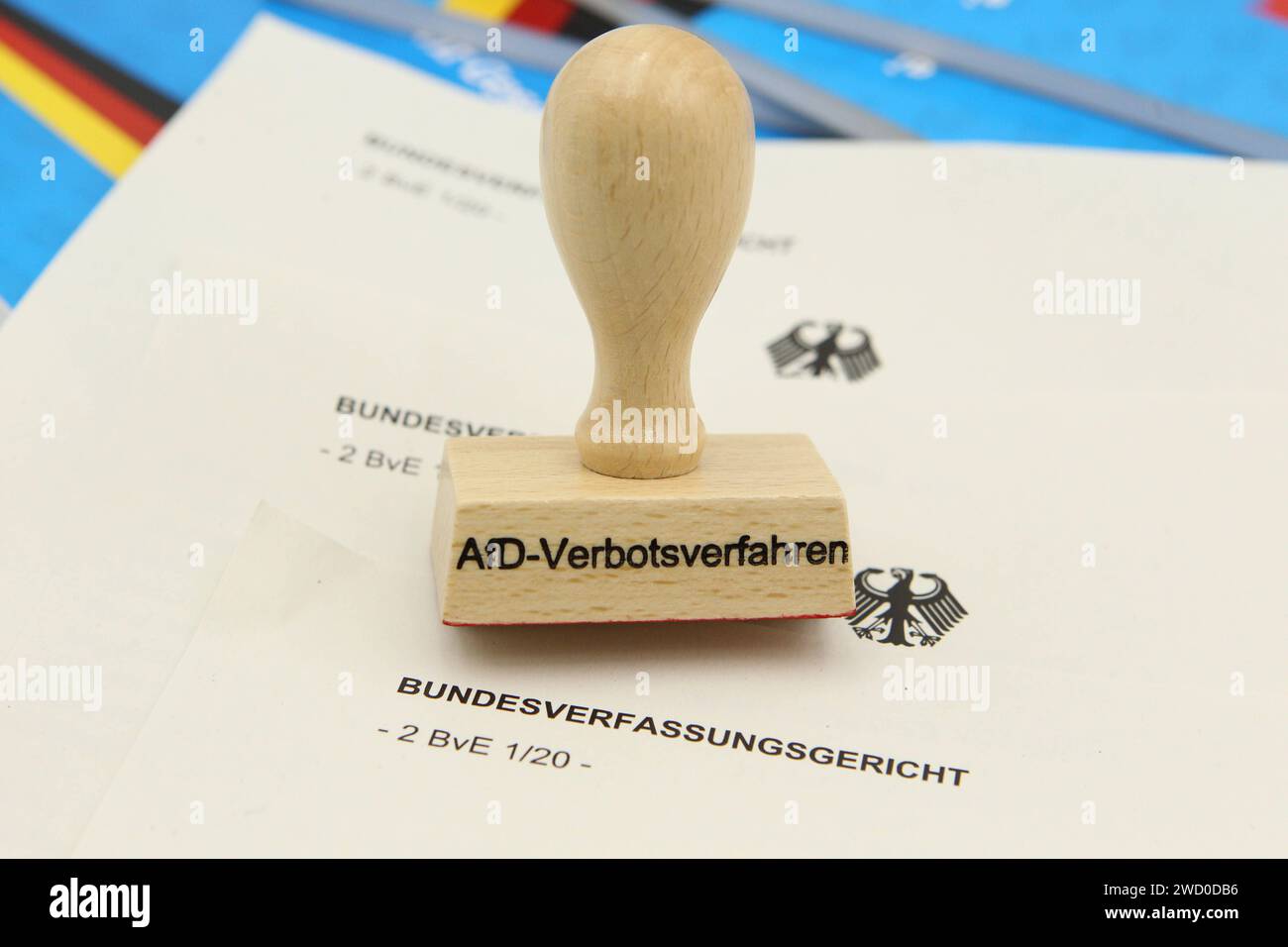 Ein Stempel mit dem Aufdruck AfD-Verbotsverfahren liegt auf einem ...