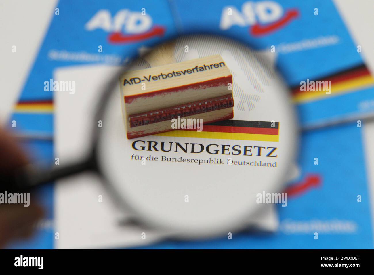 Ein Stempel mit dem Aufdruck AfD-Verbotsverfahren liegt auf dem ...