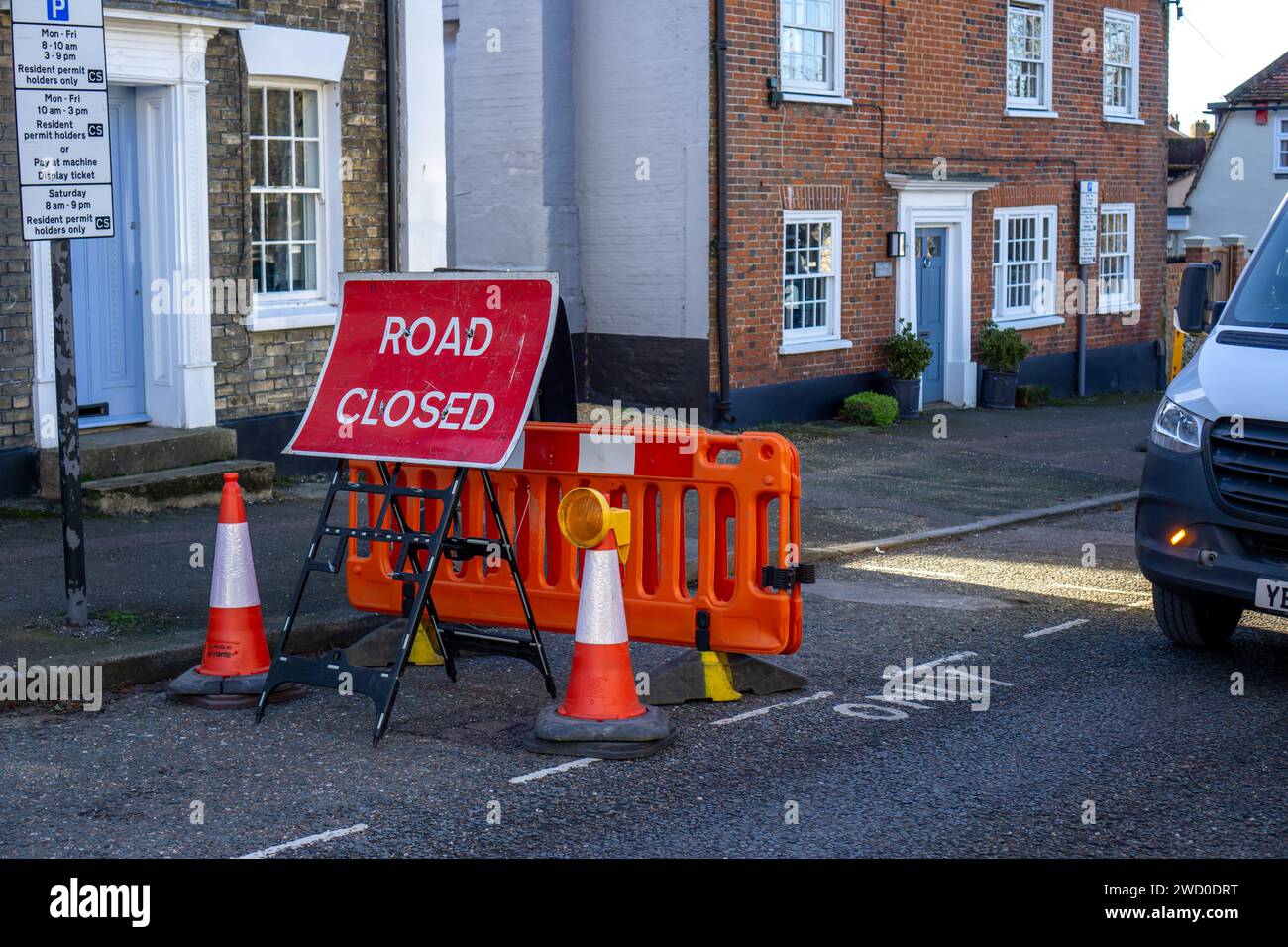 Pavement closed sign hi-res stock photography and images - Alamy