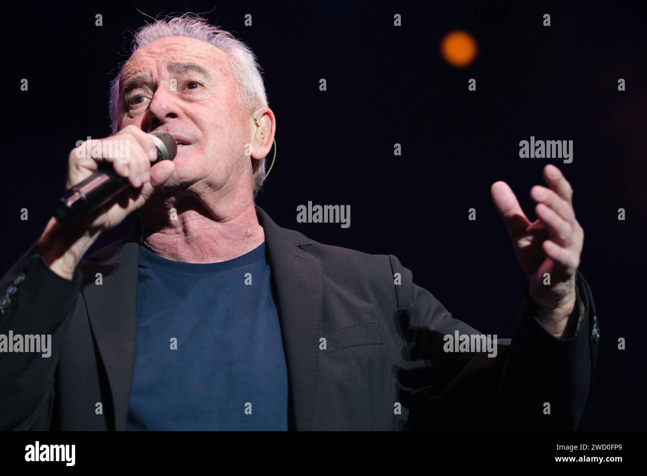 The singer Víctor Manuel performs during the end of tour concert at the ...