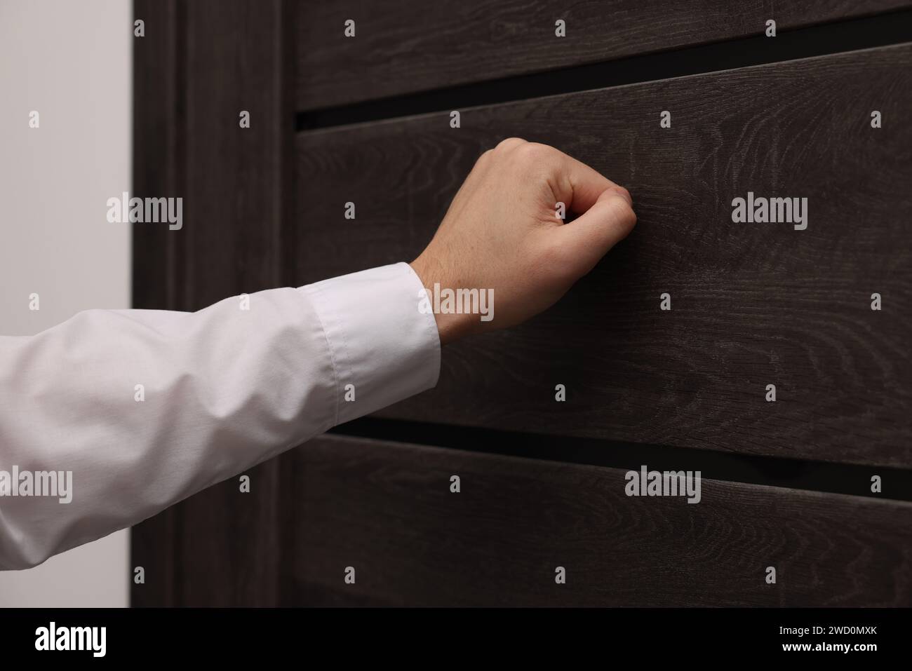 Man hand knocking at door hi-res stock photography and images - Alamy