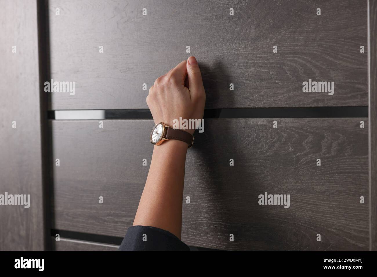 Police knocking on door hi-res stock photography and images - Alamy