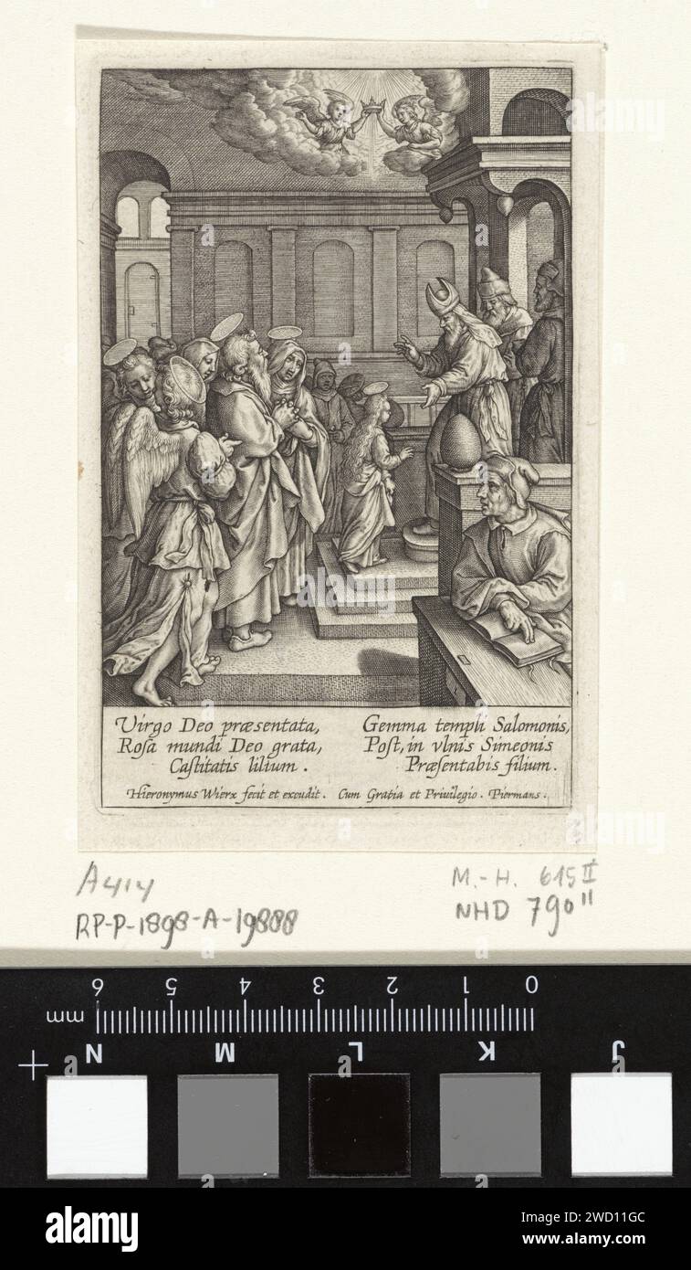 Two columns towards hi-res stock photography and images - Alamy