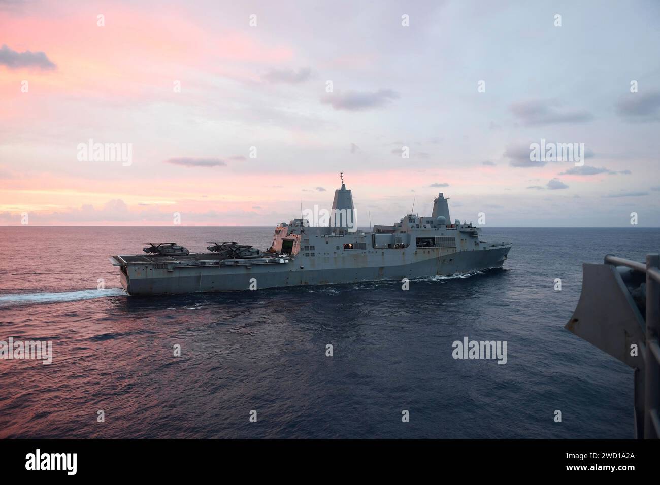 The amphibious transport dock ship USS Mesa Verde Stock Photo - Alamy