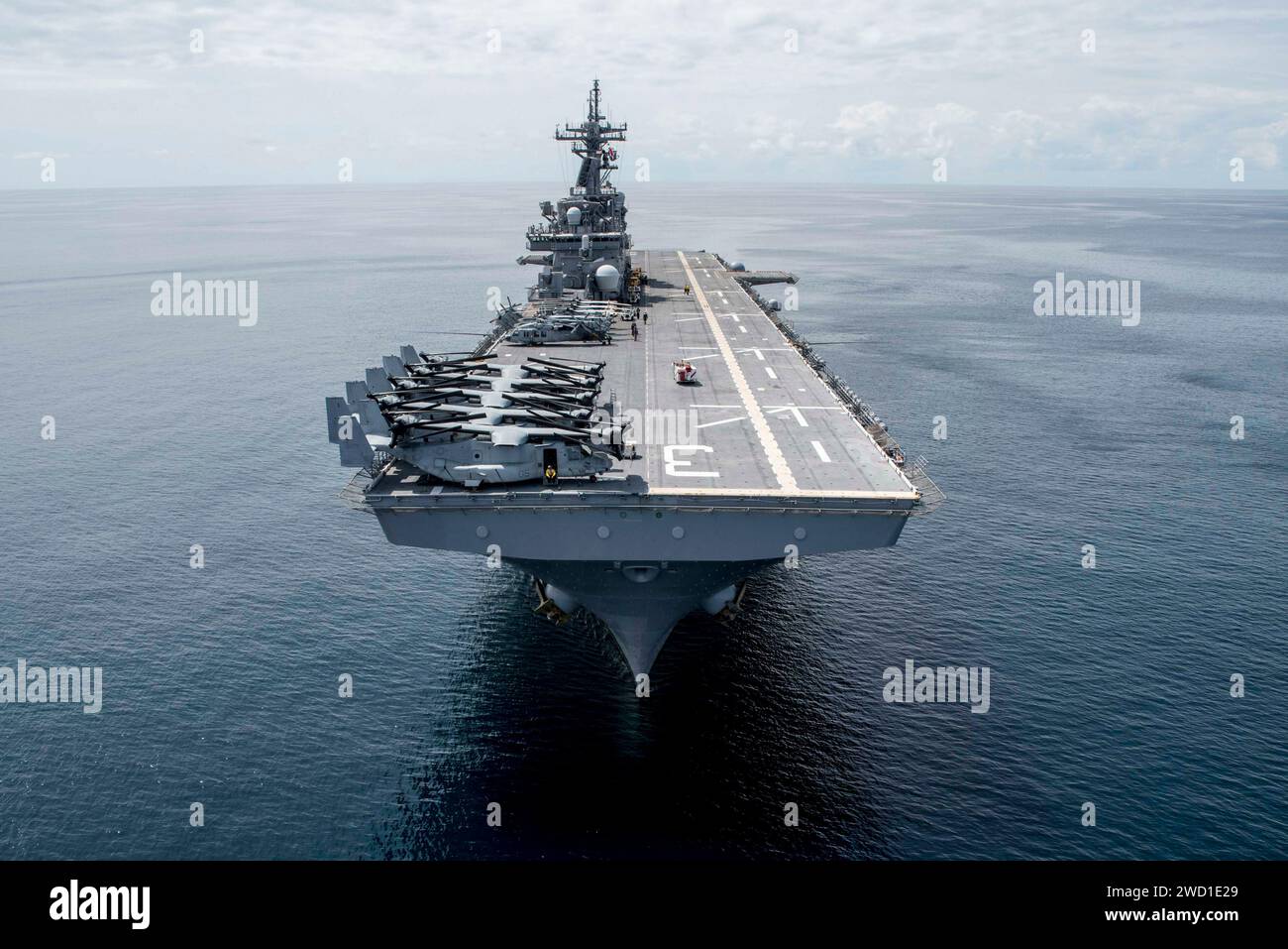 The amphibious assault ship USS Kearsarge transits the Atlantic Ocean ...