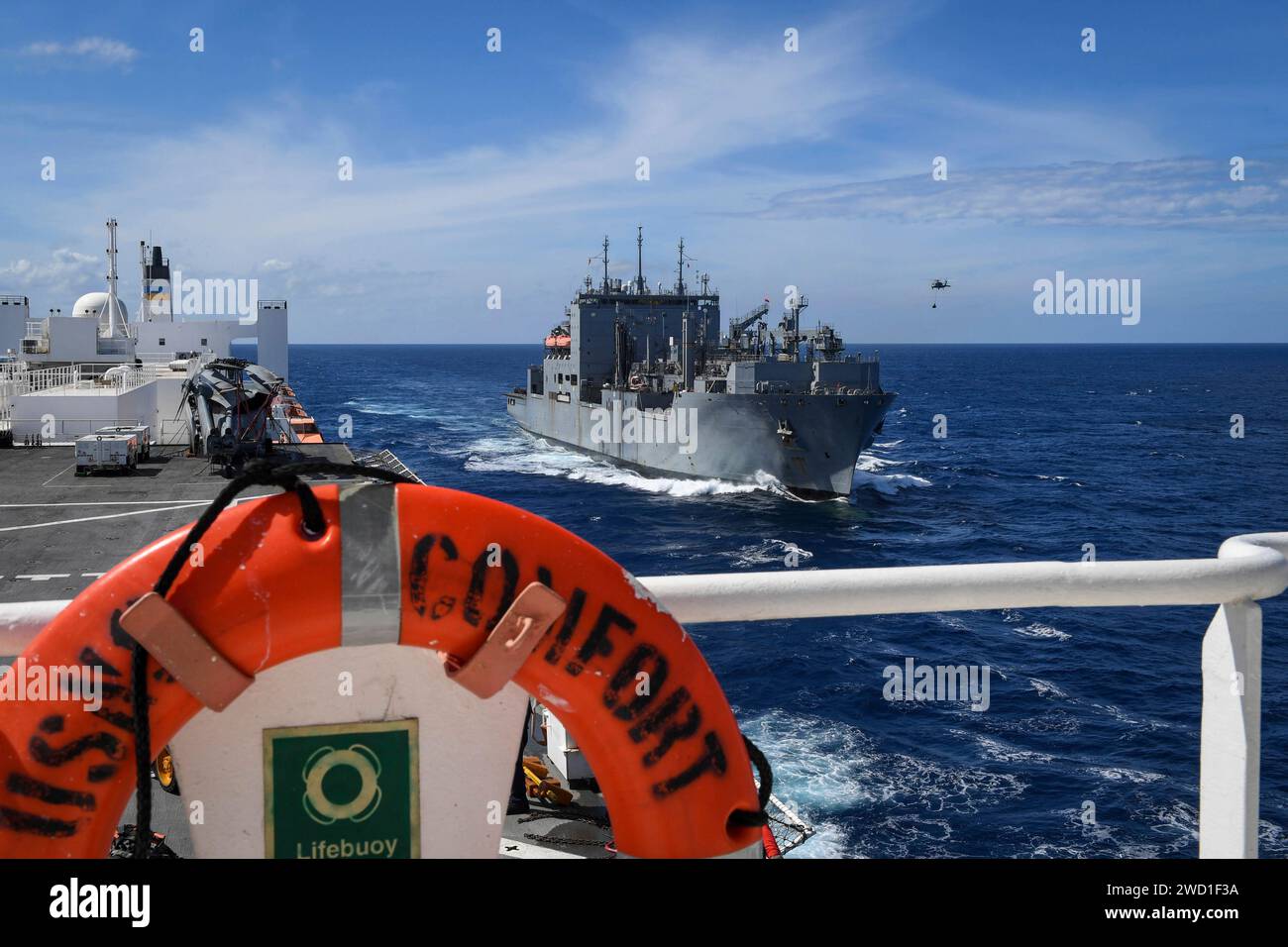 USNS Robert E. Peary pulls alongside the hospital ship USNS Comfort ...