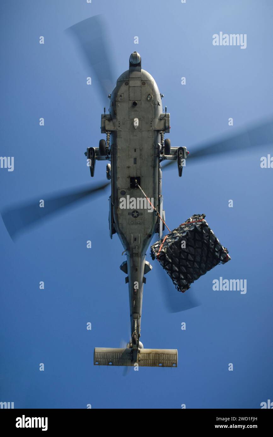 An MH-60S Sea Hawk helicopter carrying cargo Stock Photo - Alamy