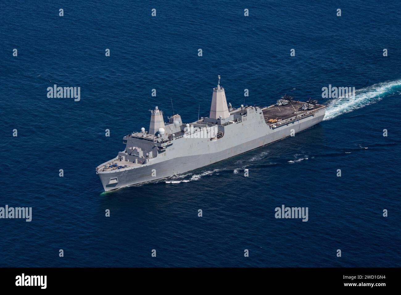 The amphibious transport dock ship USS San Diego steams through the ...