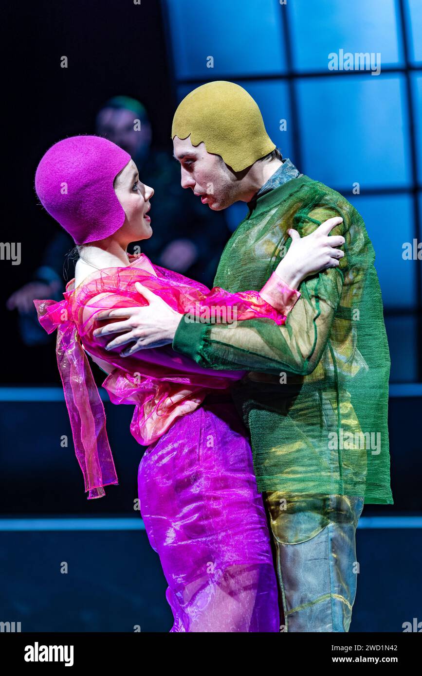 17 January 2024, Brandenburg, Cottbus: Actors Paula Aschmann (Hermia ...