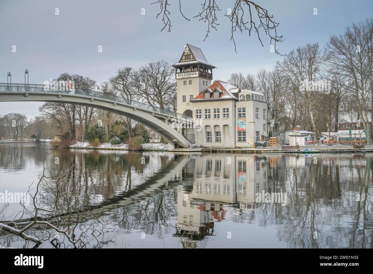 Kulturhaus auf der Insel der Jugend, Abteibrücke, Spree, Treptower Park ...