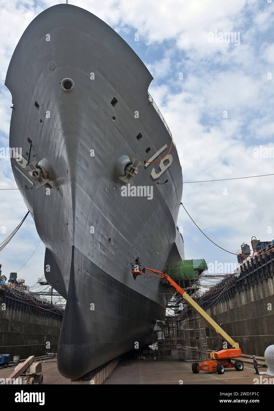 Seamen paint the hull of USS Blue Ridge Stock Photo - Alamy