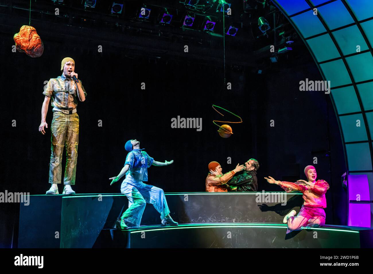 17 January 2024, Brandenburg, Cottbus: Actors Torben Appel (Lysander, l ...