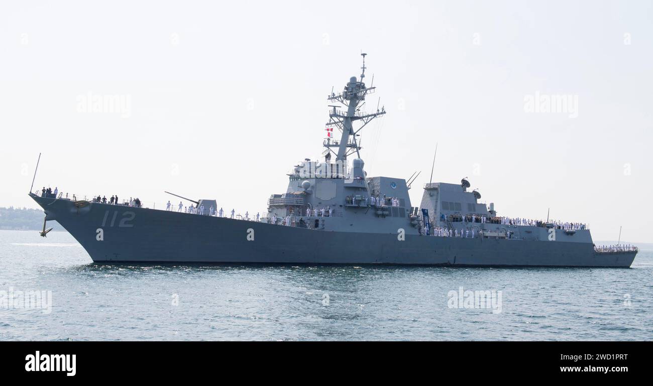 Guided-missile destroyer USS Michael Murphy prepares to moor in Seattle ...