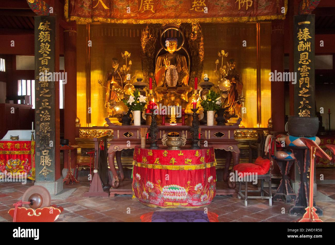Japan: The main altar with the Shaka Nyorai Buddha in the Great Leader ...