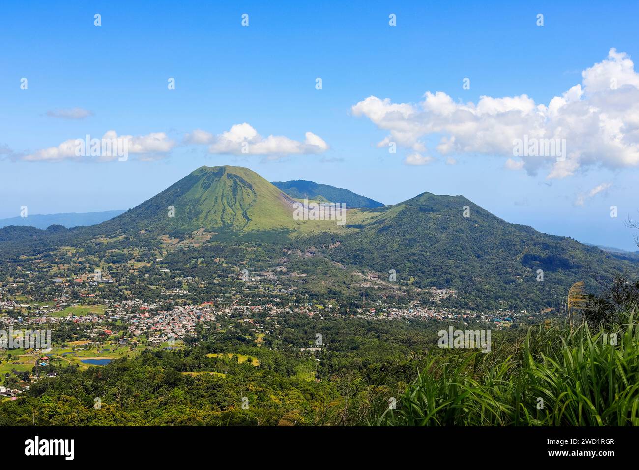 Tompaluan crater lokon empung hi-res stock photography and images - Alamy