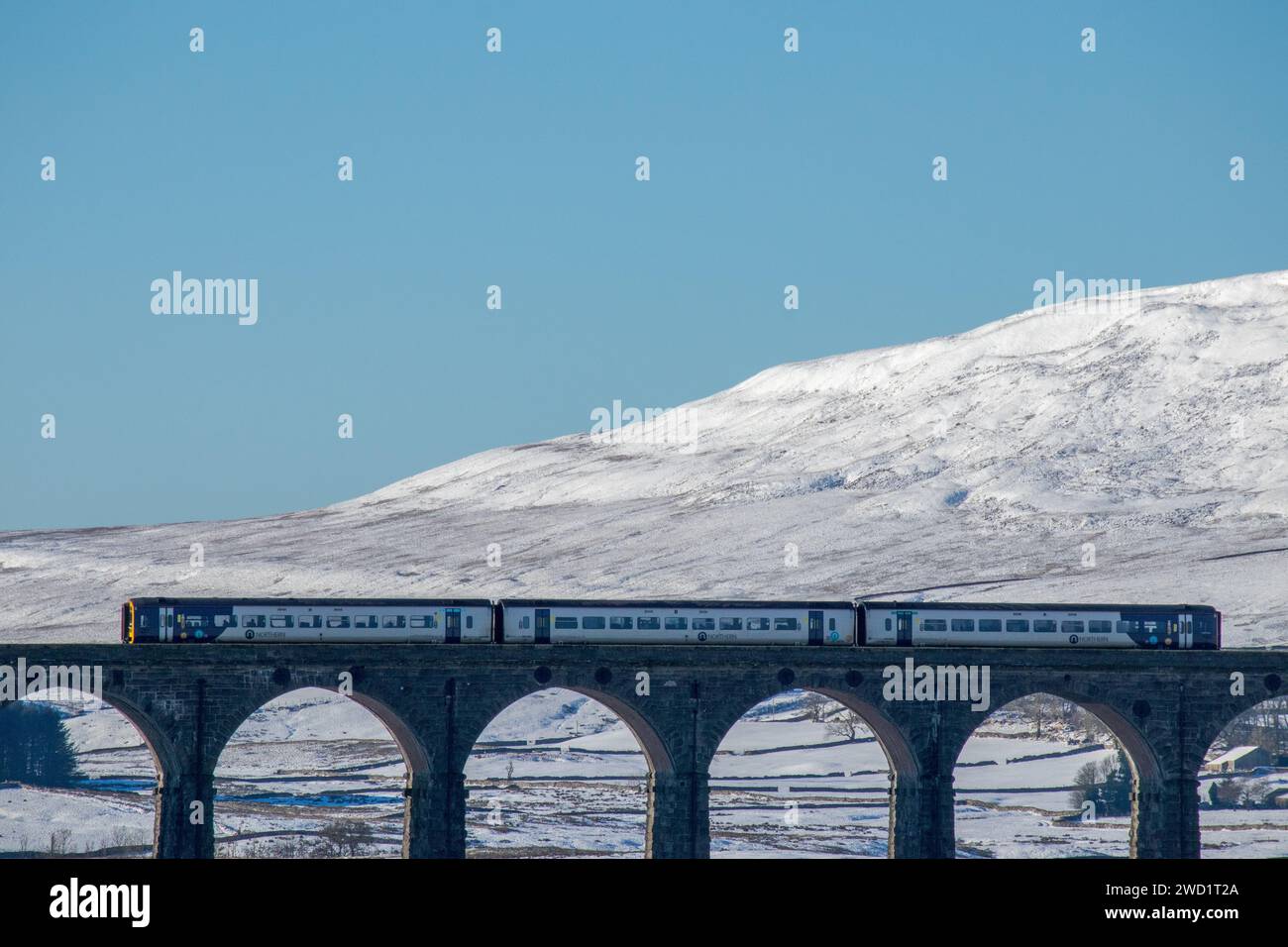 Northern rail train crossing railway viaduct hi-res stock photography ...