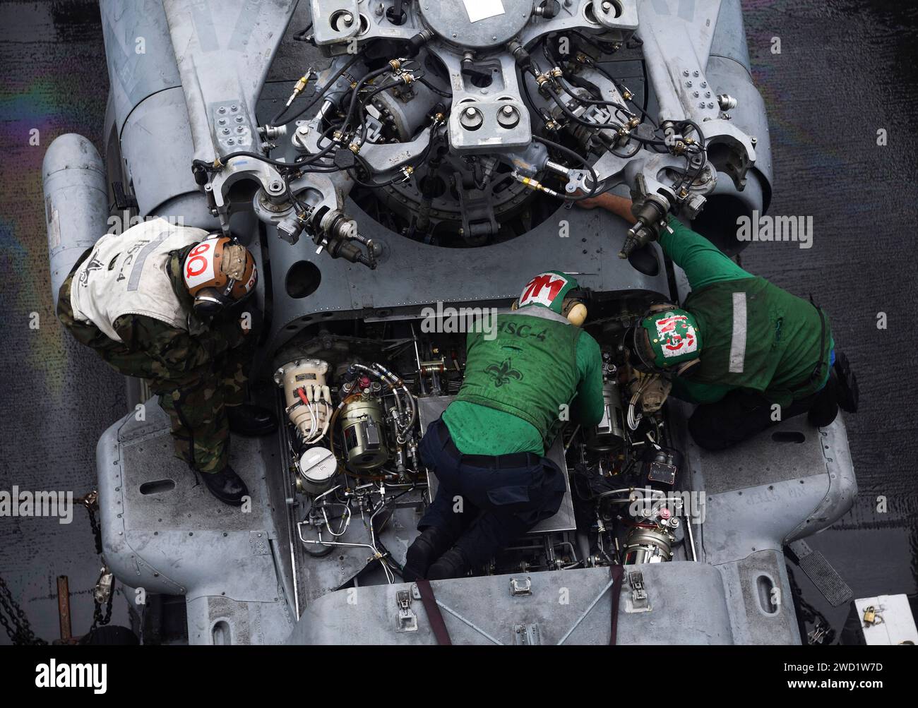 Helicopter maintenance crew hi-res stock photography and images - Alamy