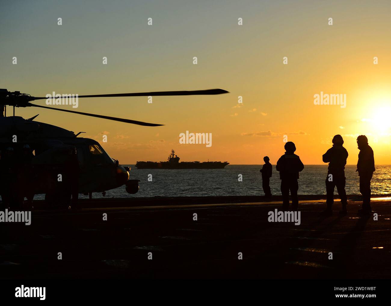 Uss nimitz cvn 68 crew hi-res stock photography and images - Alamy