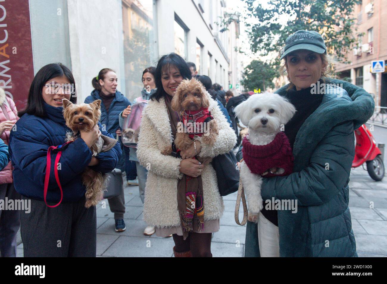 Madrid, Spain. 17th Jan, 2024. Pet owners queue outside the San Anton ...