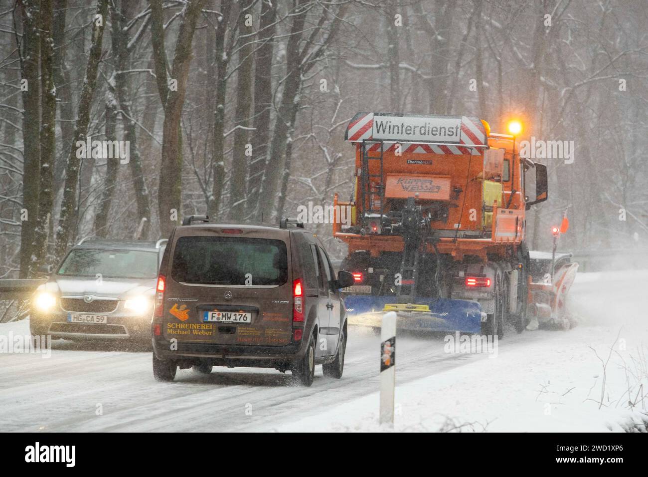 Schmitten, Germany. 18th Jan, 2024. In the Taunus, the snow clearing ...