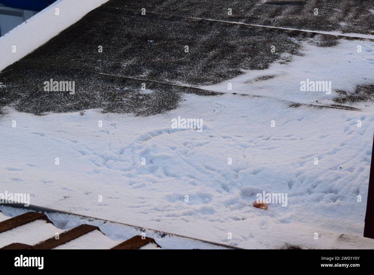 snow falling on a roof Stock Photo - Alamy