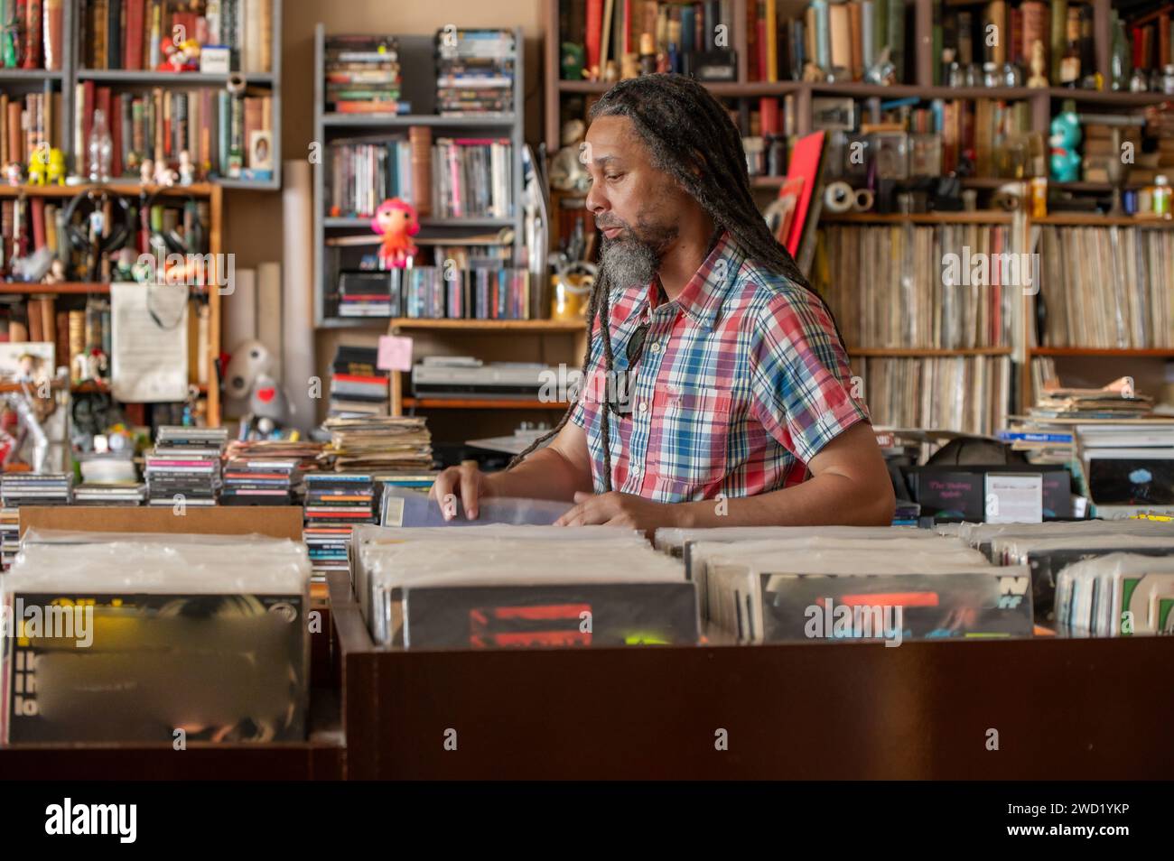 Searching through records hi-res stock photography and images - Alamy