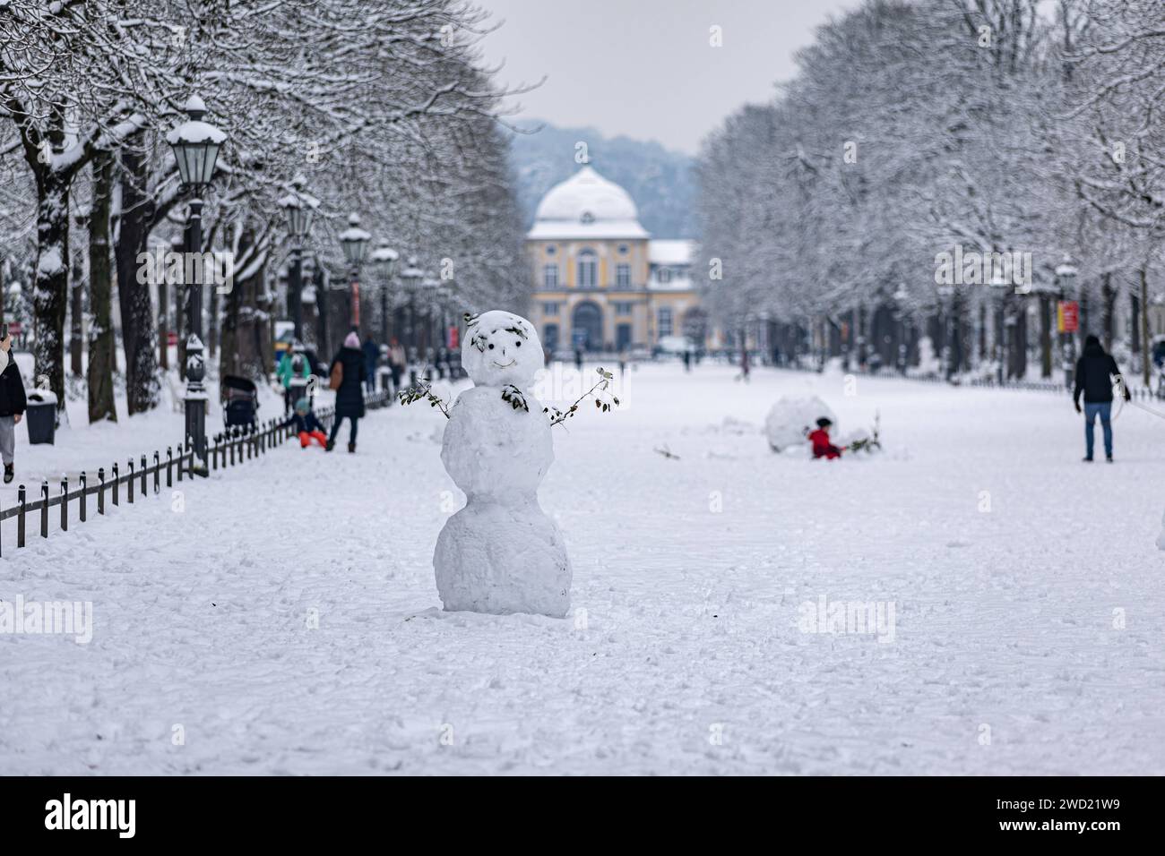 Der Morgen nach dem ergiebigen Scheefall von Tief Gertrud im Rheinland. An der Poppelsdorfer ...