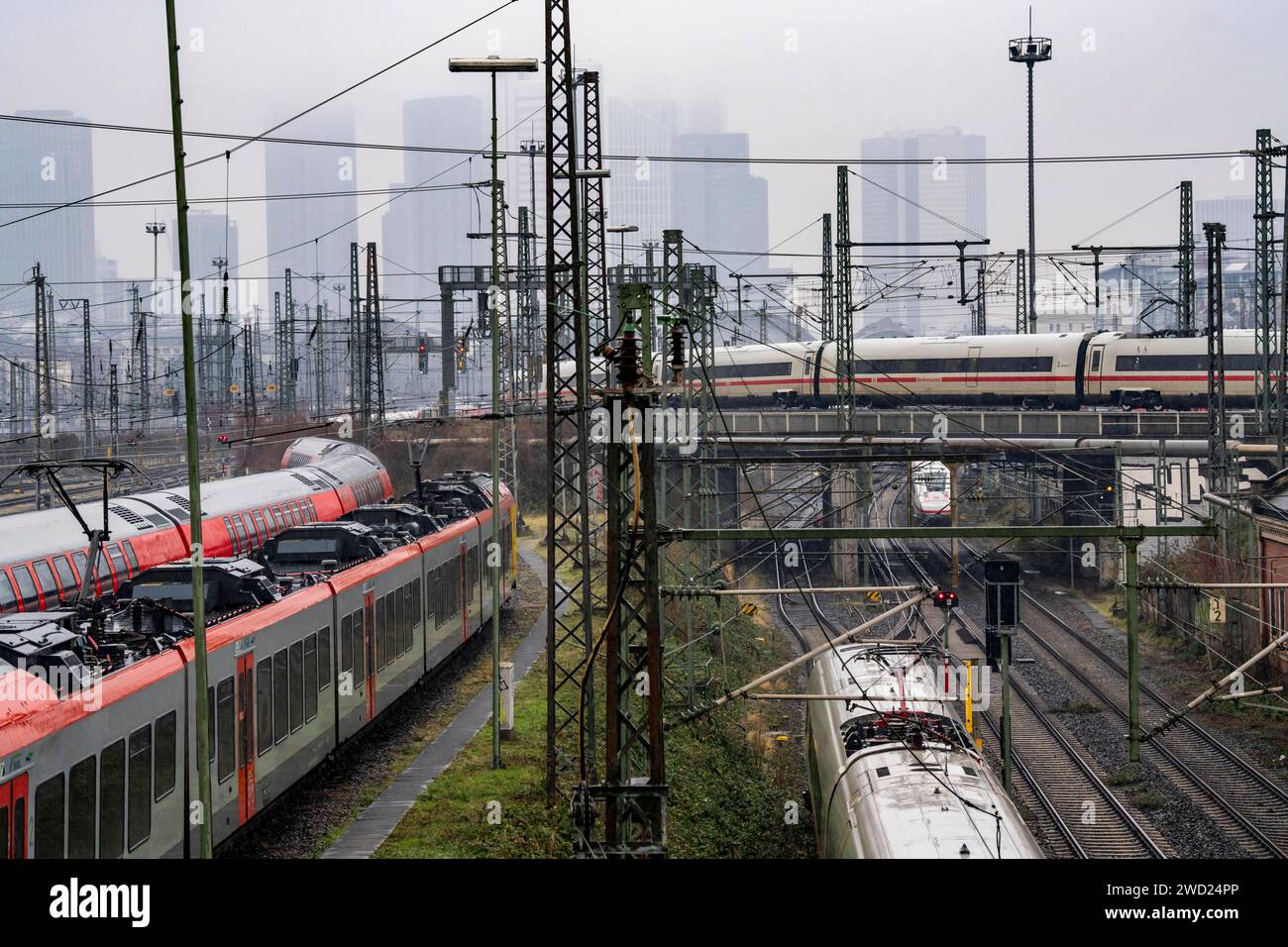 Gleisanlagen mit Regionalzügen und Fernzügen, ICE, nach Eisregen, vor ...