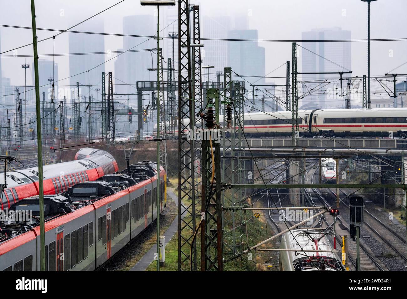 Gleisanlagen mit Regionalzügen und Fernzügen, ICE, nach Eisregen, vor ...