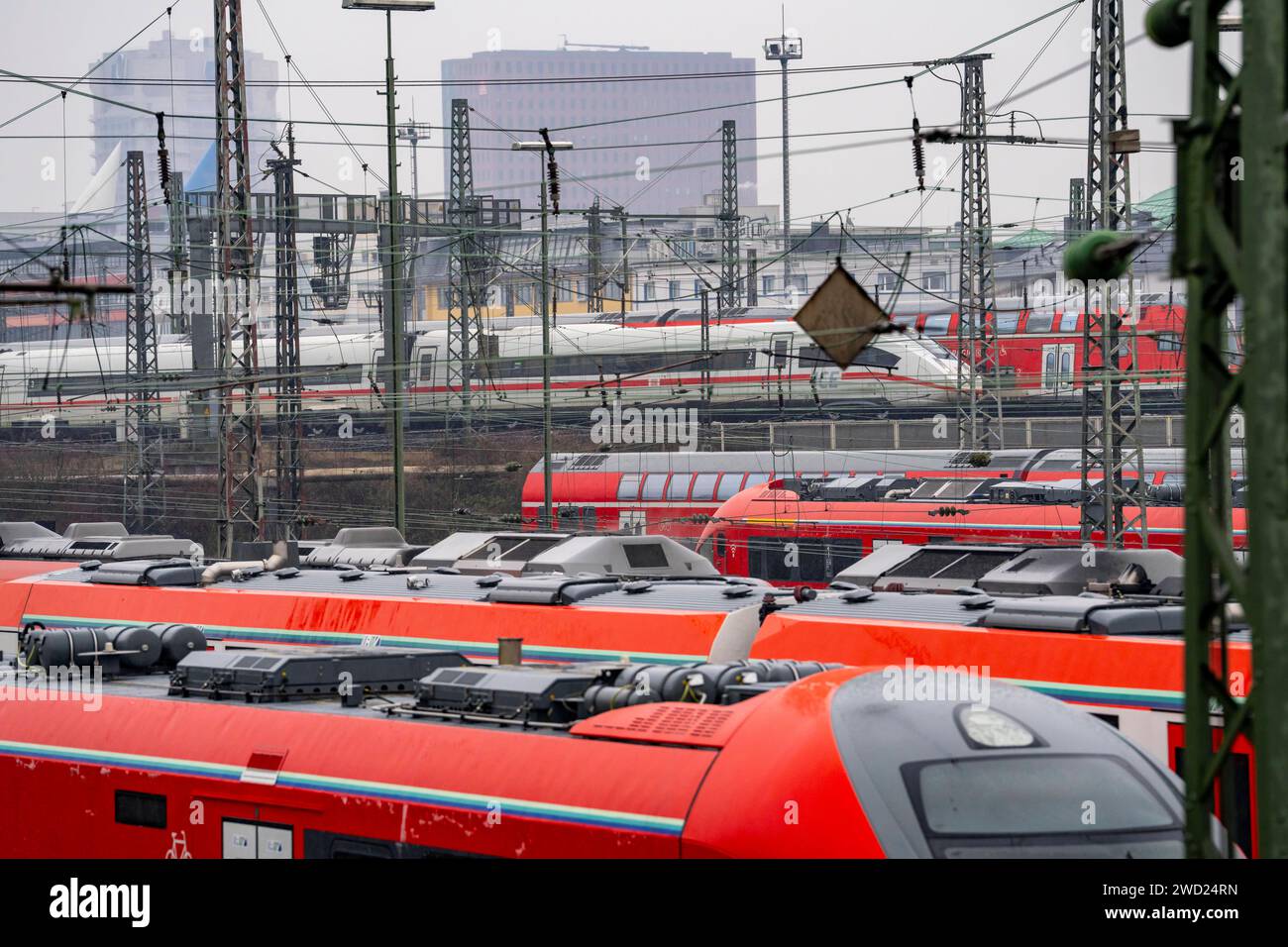 Gleisanlagen mit Regionalzügen und Fernzügen, ICE, nach Eisregen, vor ...