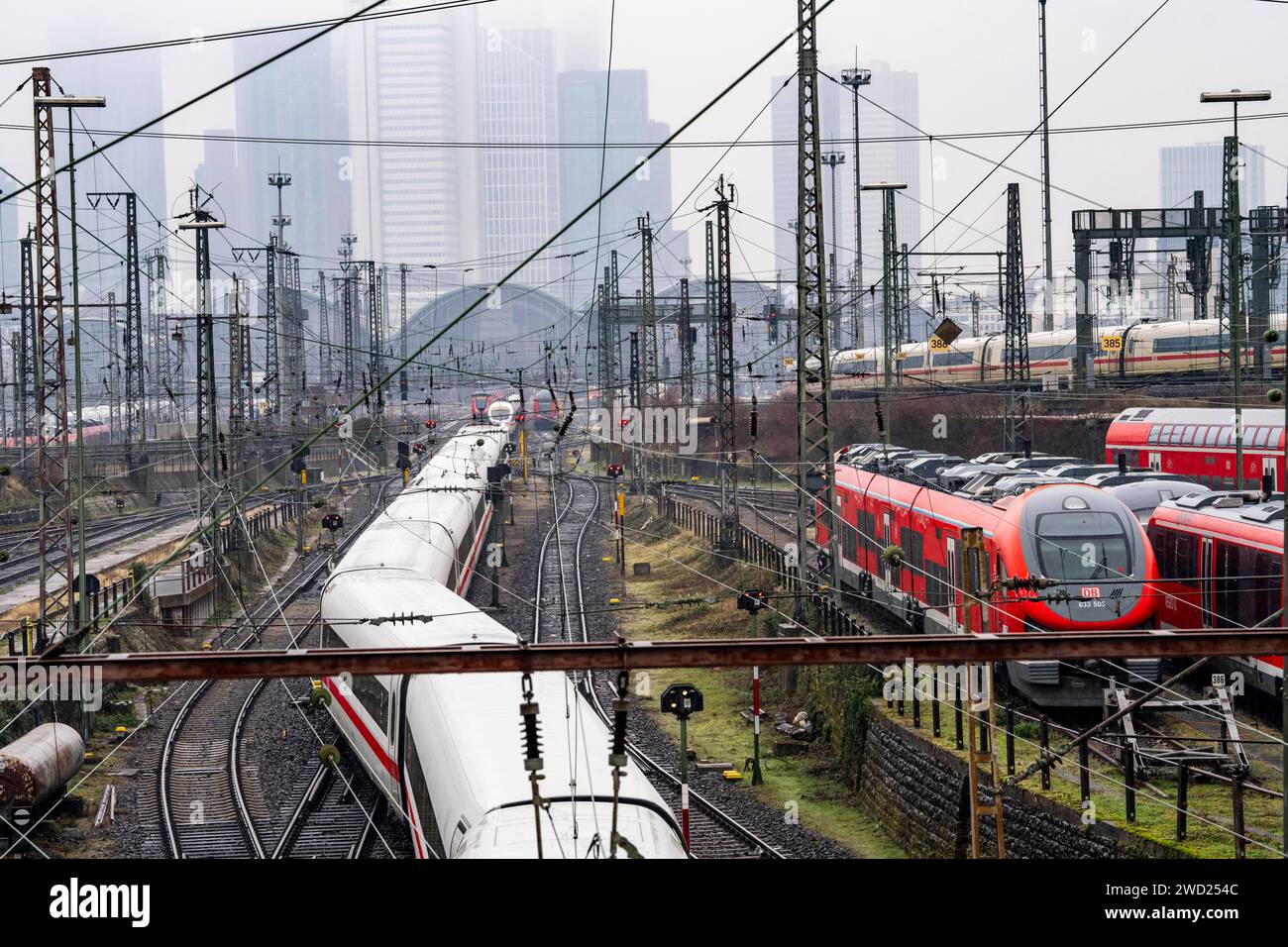 Gleisanlagen mit Regionalzügen und Fernzügen, ICE, nach Eisregen, vor ...