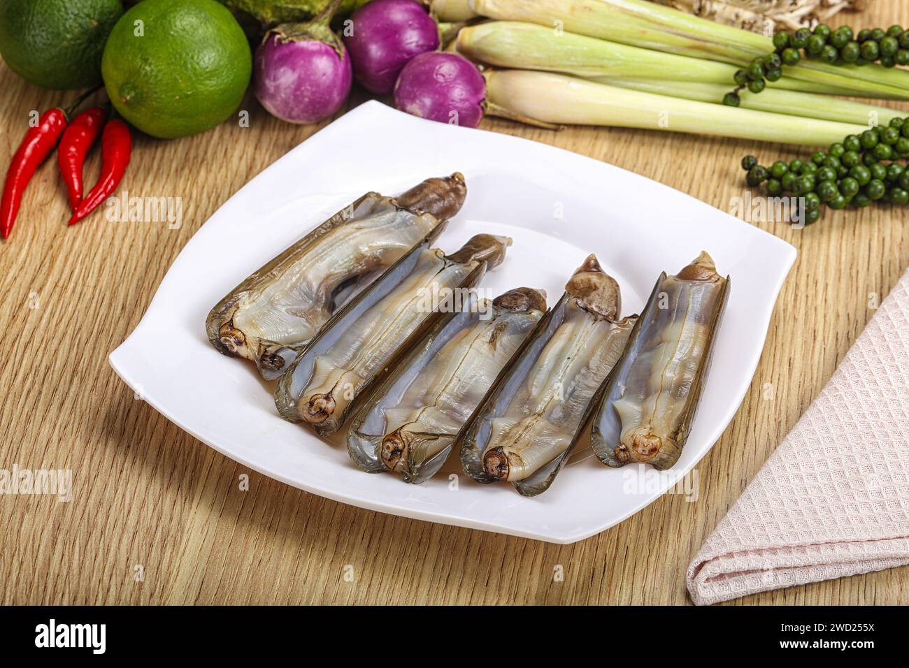 Raw fresh Razor clam mollusk for cooking Stock Photo - Alamy