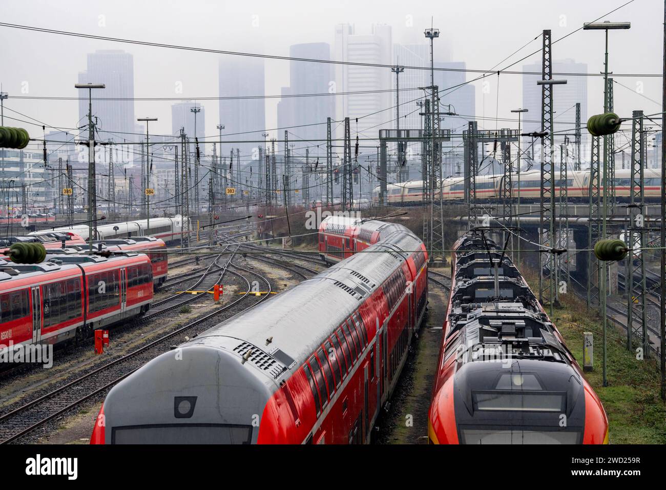 Gleisanlagen mit Regionalzügen und Fernzügen, ICE, nach Eisregen, vor ...