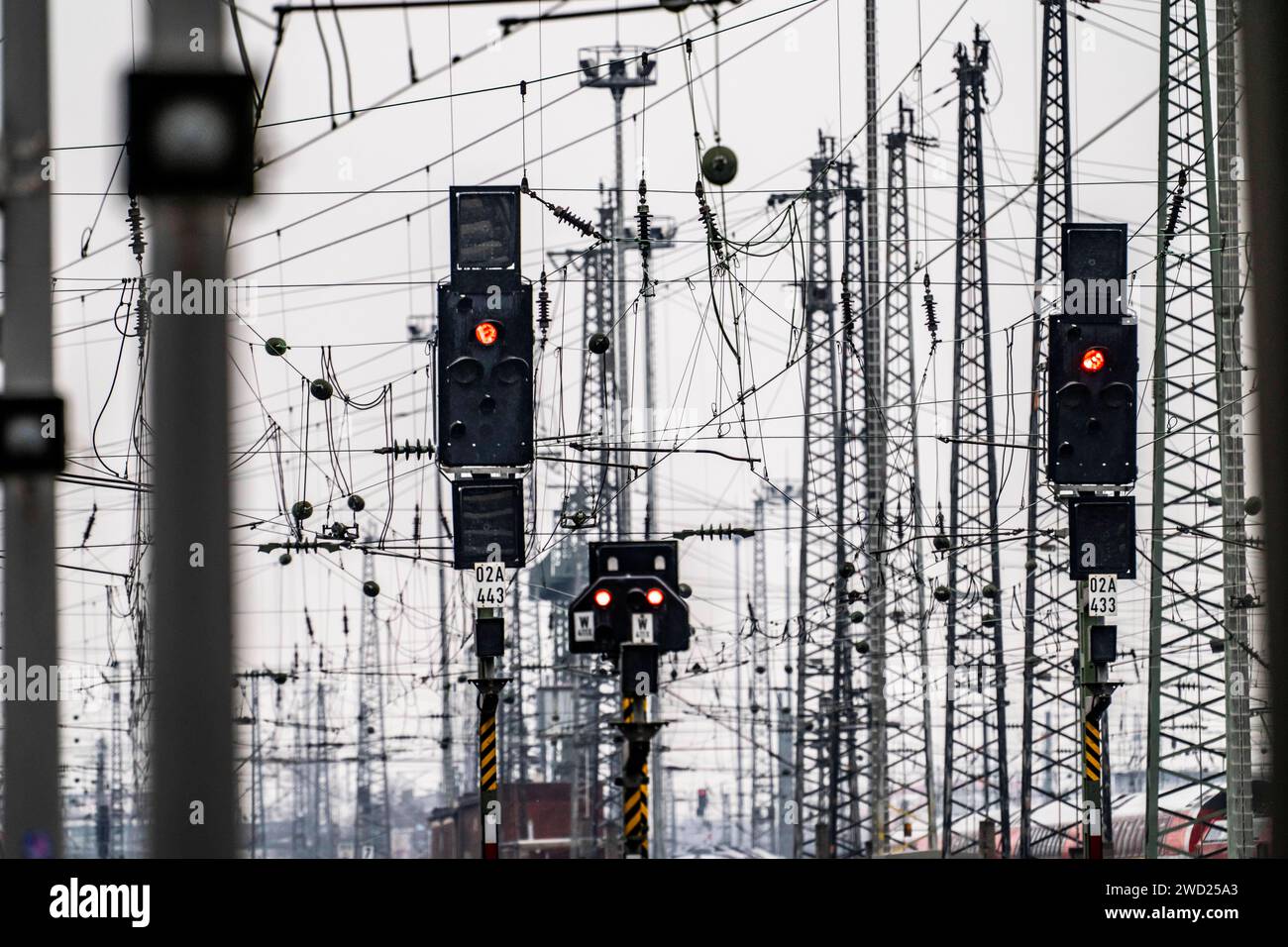 Gleisanlagen, Signalanlagen auf Rot, vor dem Hauptbahnhof von Frankfurt ...