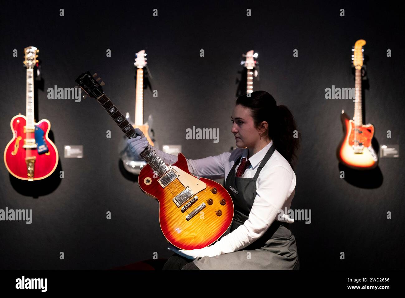 A Christie's art handler holds up Mark Knopfler's 1983 Les Paul ...
