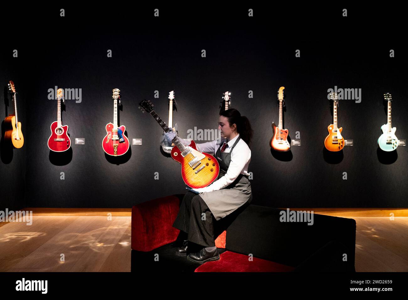 A Christie's art handler holds up Mark Knopfler's 1983 Les Paul ...