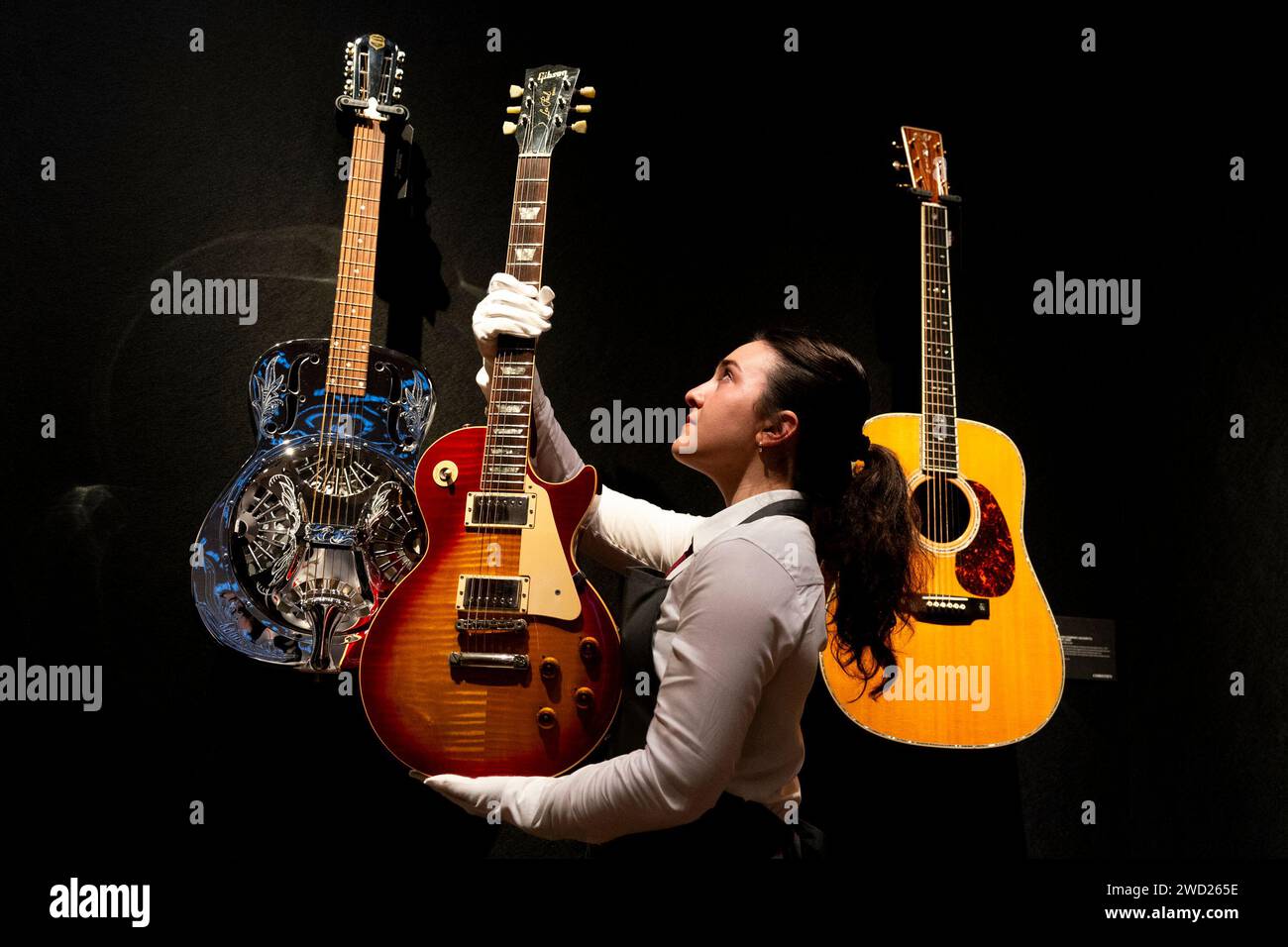 A Christie's art handler holds up Mark Knopfler's 1983 Les Paul ...