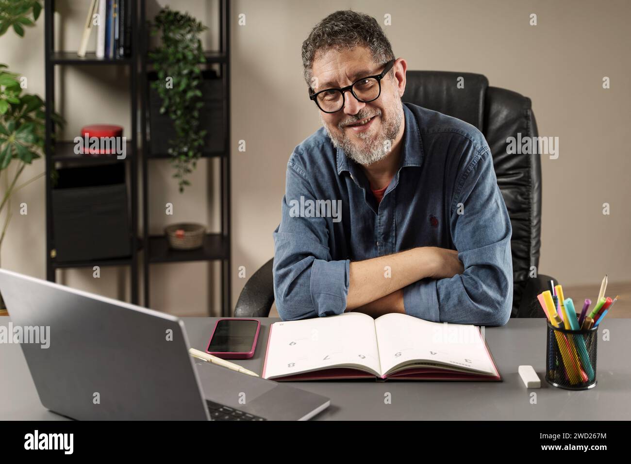 Organized desk hi-res stock photography and images - Alamy