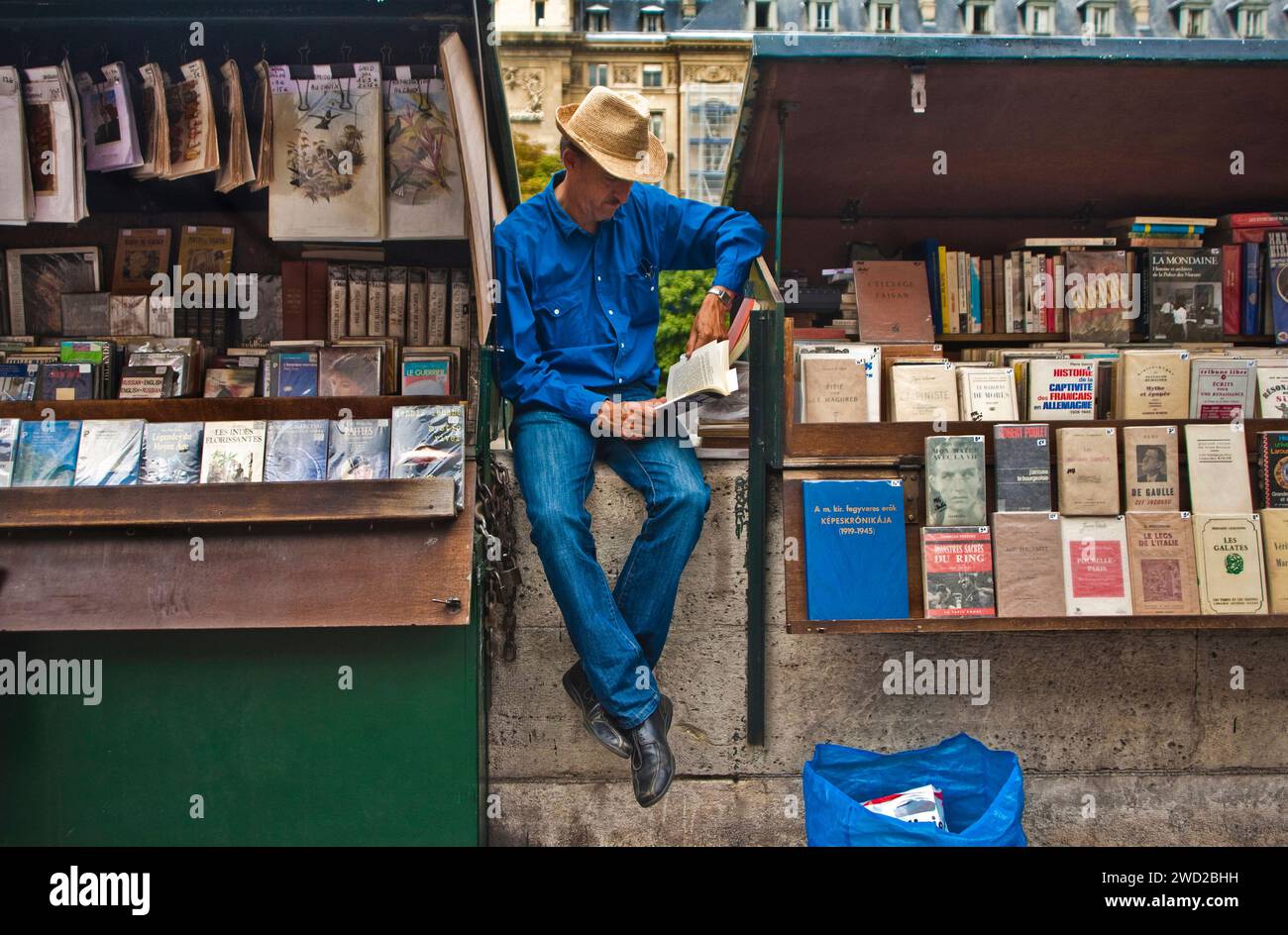 Paris, bookseller of the Seine Stock Photo - Alamy