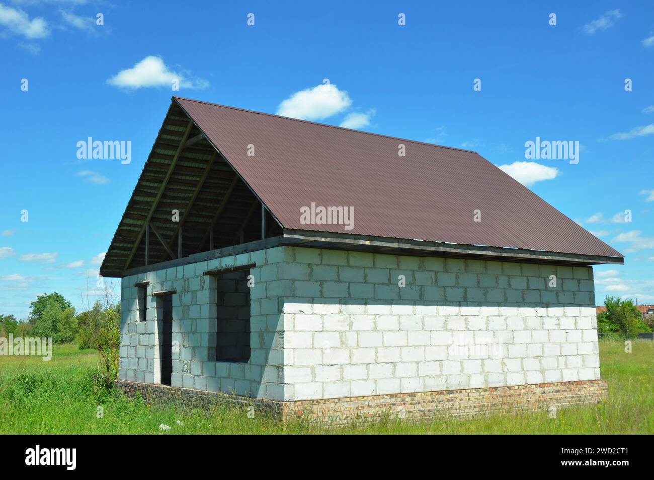 Wooden roof trusses metal hi-res stock photography and images - Alamy