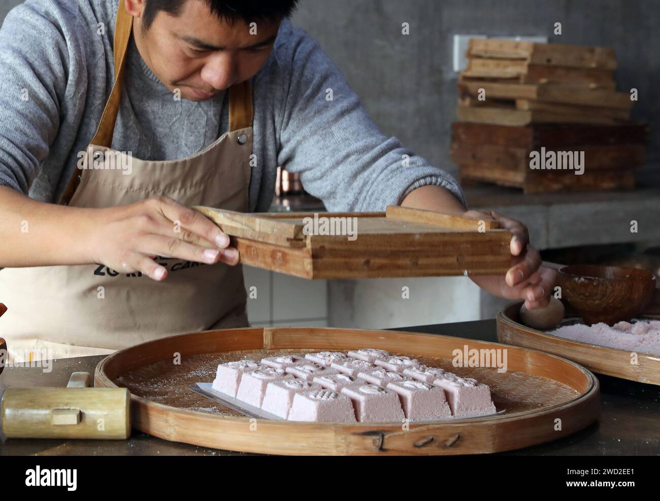 (240118) -- SHANGHAI, Jan. 18, 2024 (Xinhua) -- Yang Qinfeng makes ...