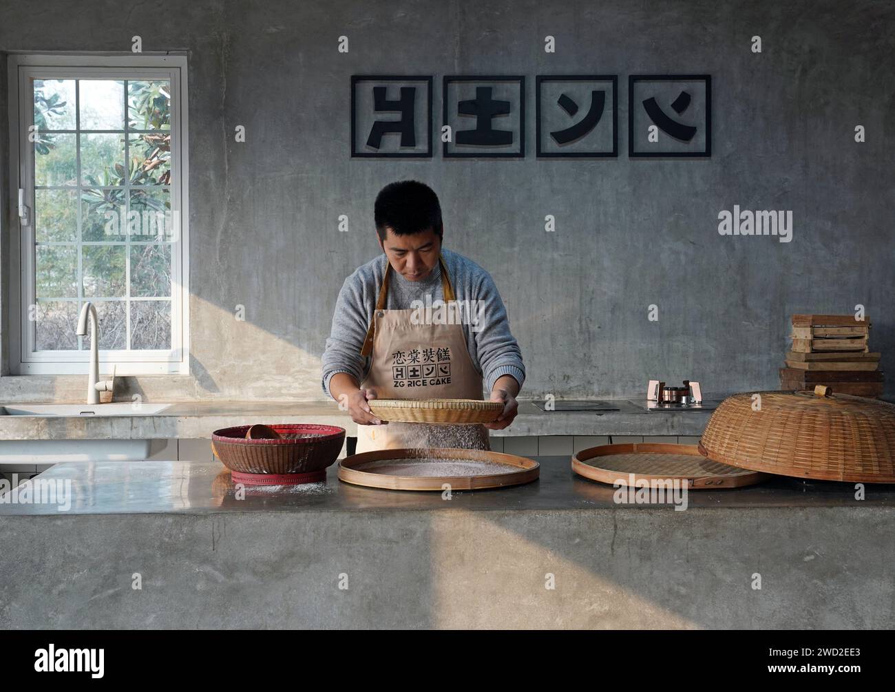 (240118) -- SHANGHAI, Jan. 18, 2024 (Xinhua) -- Yang Qinfeng makes ...