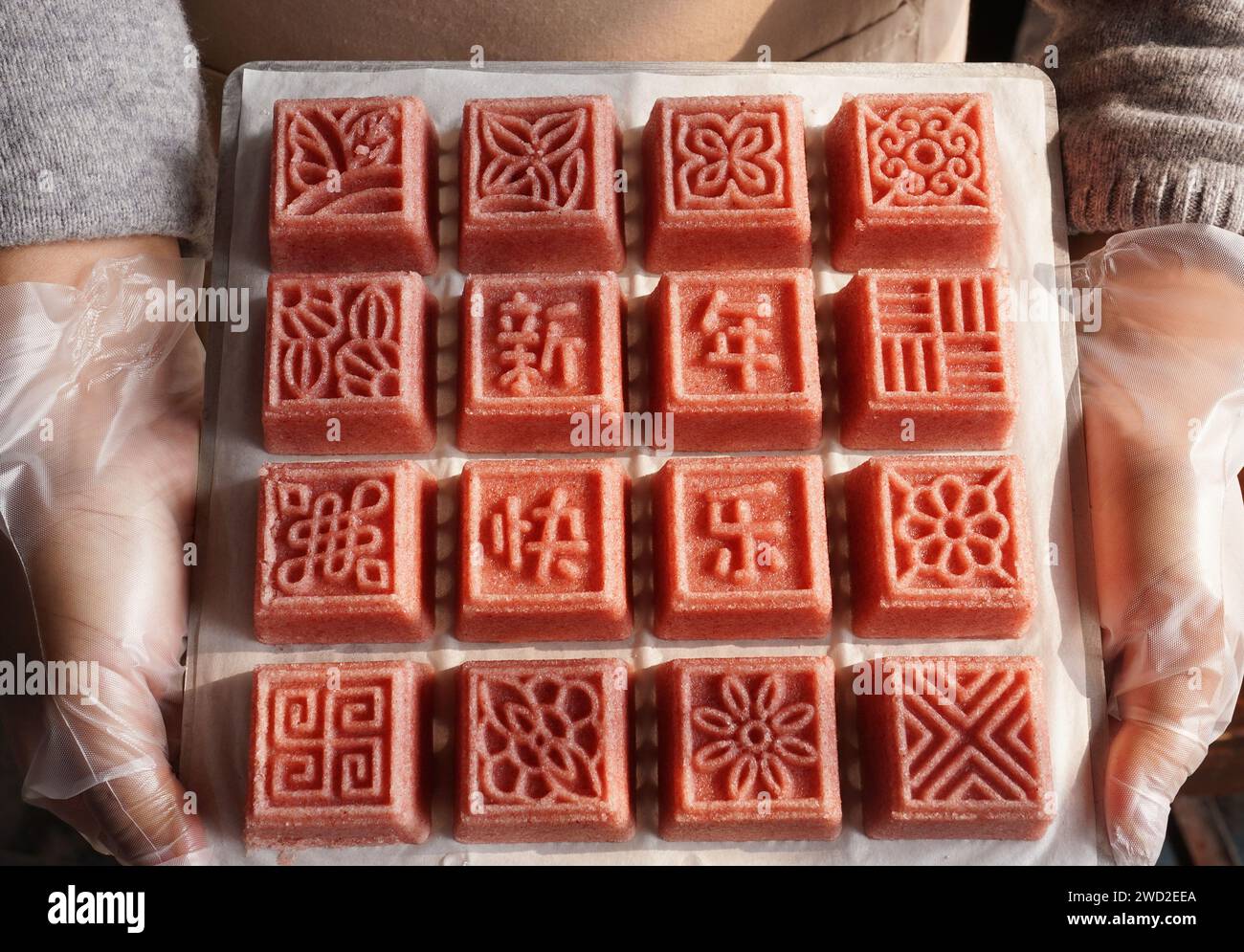 (240118) -- SHANGHAI, Jan. 18, 2024 (Xinhua) -- Yang Qinfeng shows his ...