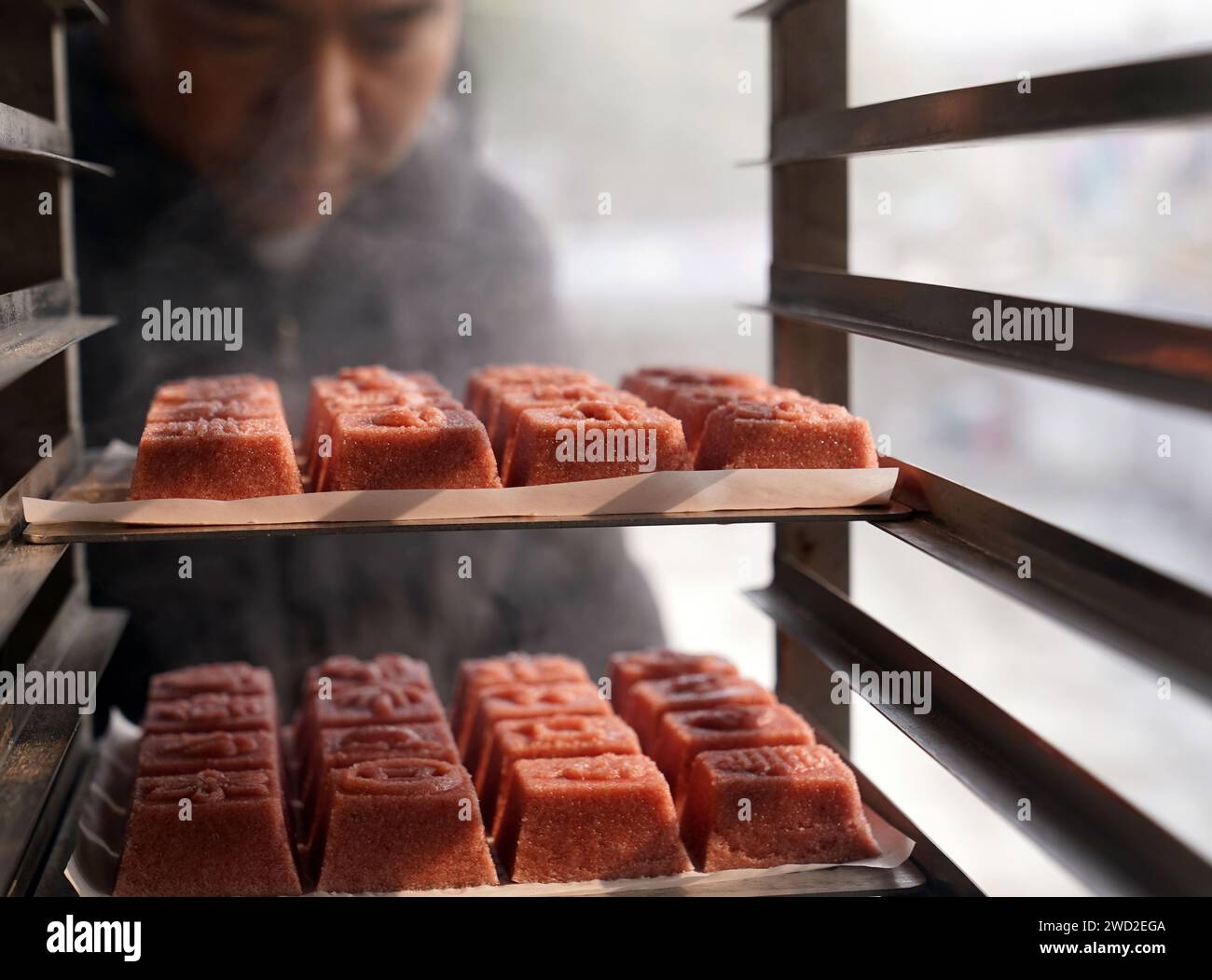 (240118) -- SHANGHAI, Jan. 18, 2024 (Xinhua) -- Yang Qinfeng prepares ...